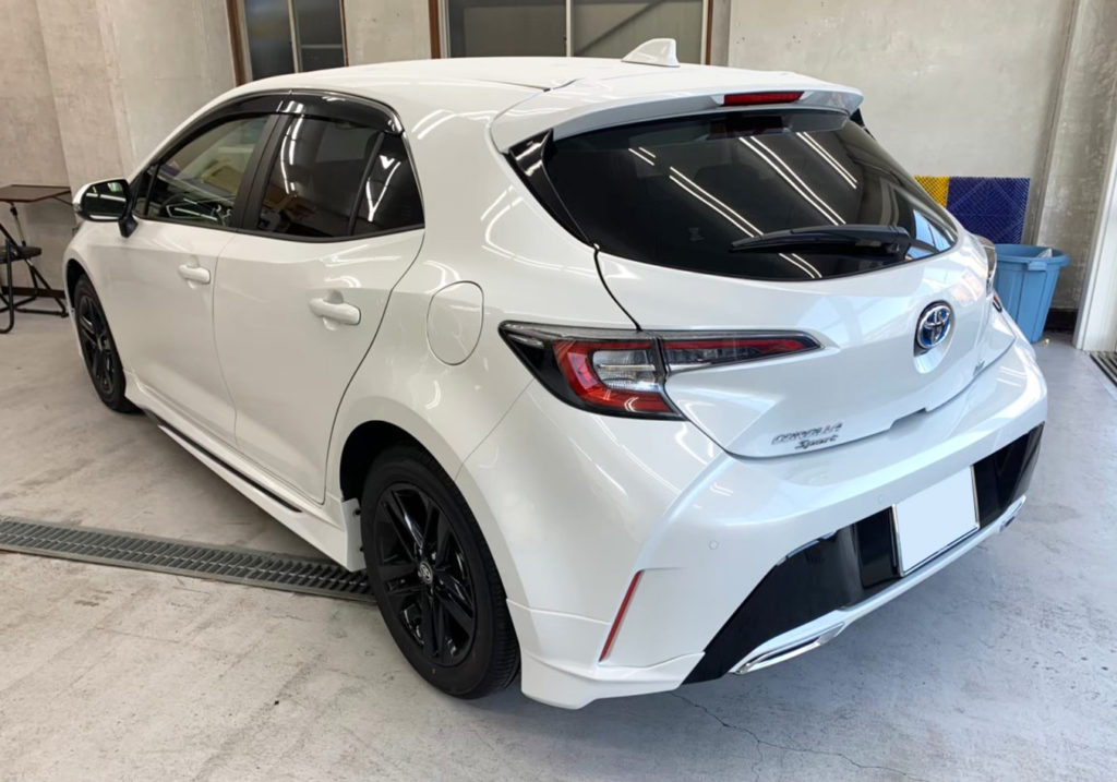 カーフィルム、トヨタ カローラスポーツ リア全面（5%）遮熱フィルム施工で入庫。｜カーフィルム名古屋.com