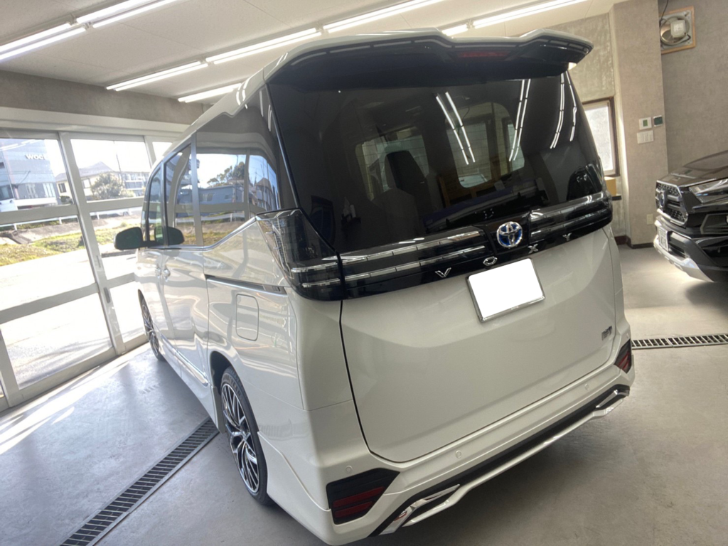 カーフィルム、トヨタ ヴォクシー リヤ全面（15%&10%）遮熱スモークフィルム施工｜カーフィルム名古屋.com